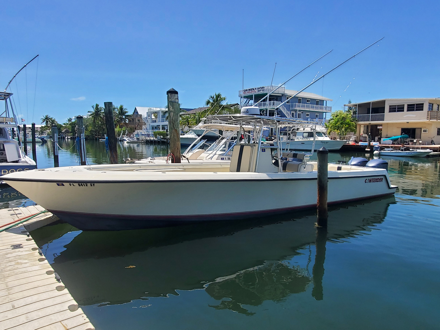 33 FT Contender Center Console